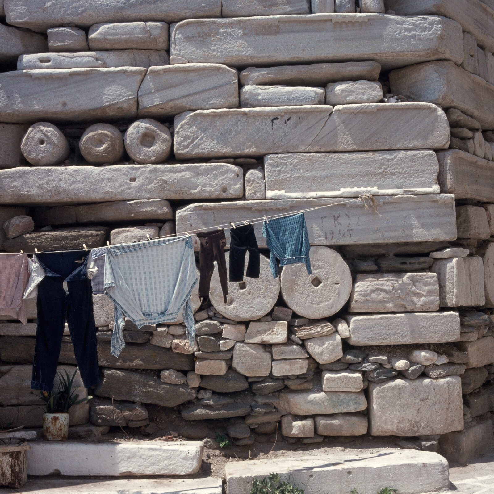 Λαβράκι και μπλου τζίν καμπάνα: Η ζωή των ψαράδων της Πάρου το '70 | LiFO